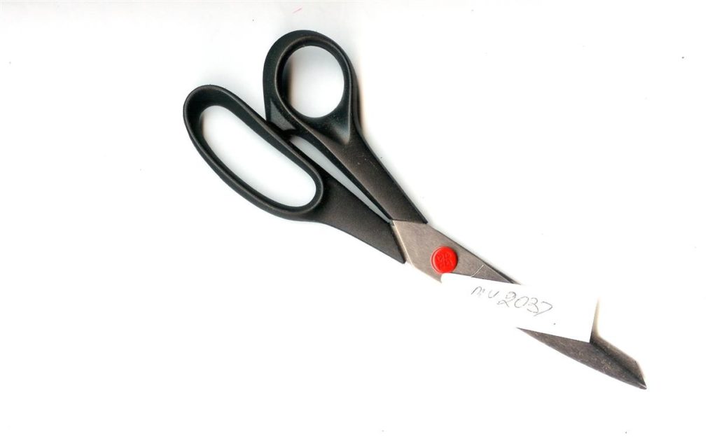 Mundial 8 Inch Red Handle Serra Sharp Scissors | E&M Greenfield